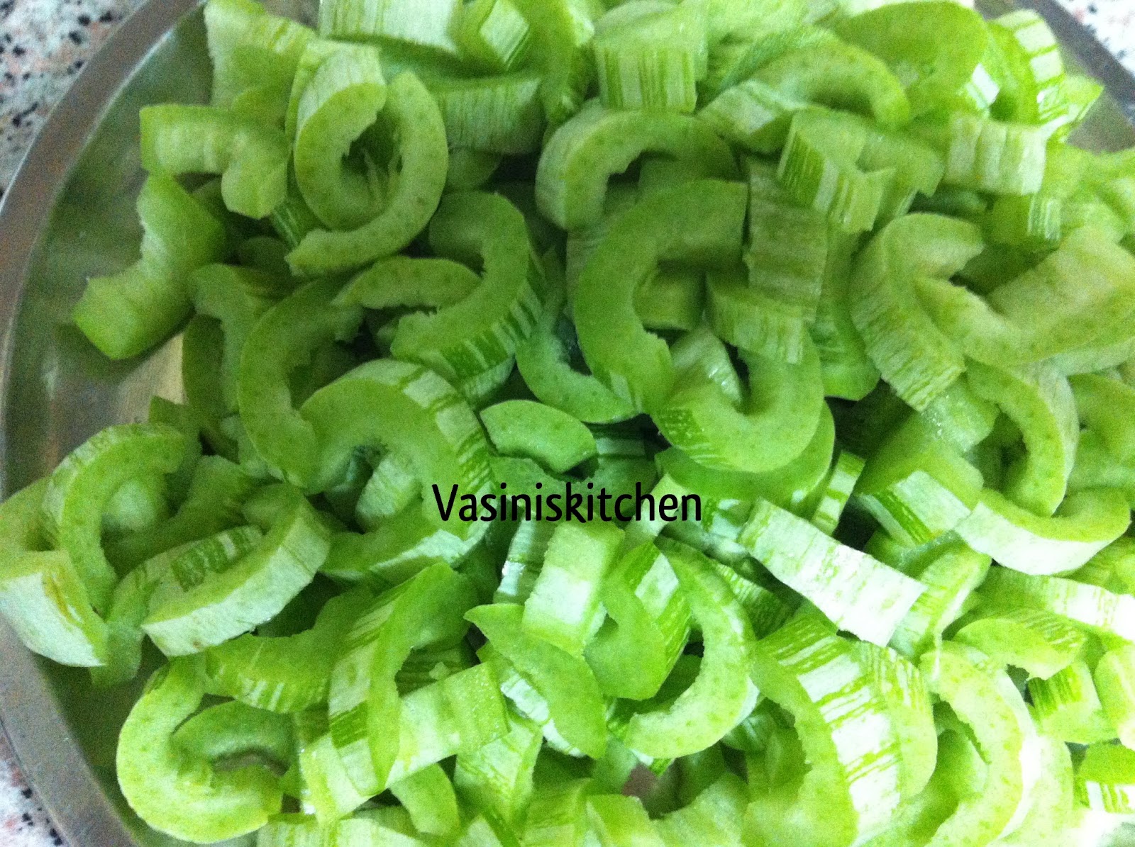 Vasinis kitchen: Podalanga Paruppu Usili/Snake gourd Dhal curry ...